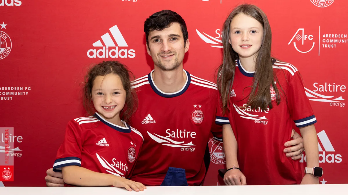 Aberdeen FC - Hundreds of young fans ‘Sign for the Dons’